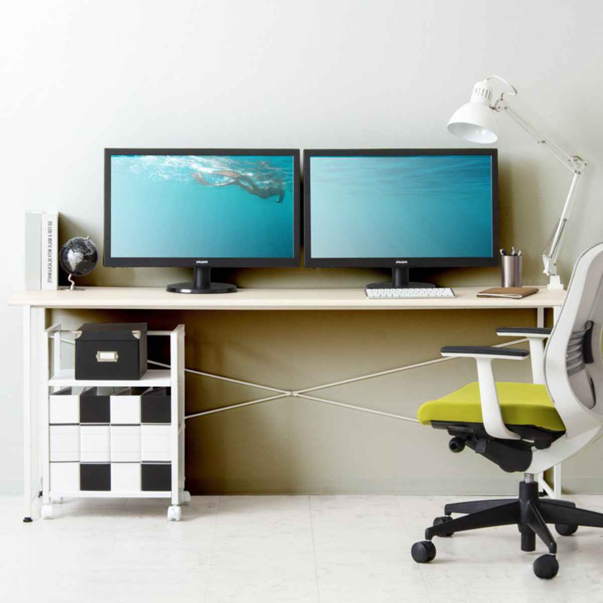 サイズ約 幅180×奥行45×高さ72（cm）重量約 16kg内容量1台材質天板：プリント化粧繊維板フレーム：スチール、粉体塗装生産国台湾製天板耐荷重30kg組立状態お客様組立品梱包サイズ幅185×奥行50×高さ6（cm）お届け梱包数1個口...