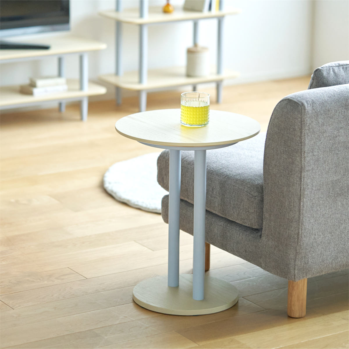 サイズ約 高さ50（cm）直径：約 40（cm）内容量1台材質天板：MDF、アッシュ突板、塗装支柱、脚：天然木（ラバーウッド、直径3.2cm）、塗装生産国ベトナム製耐荷重5kg組立状態お客様組立品注意事項※商品ページ内には別の商品を含む画像...