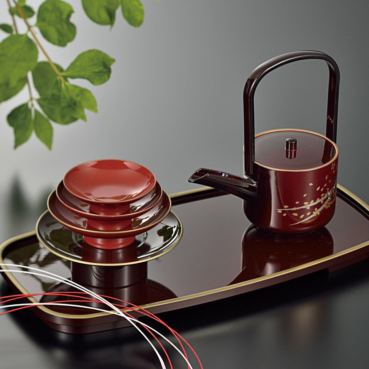 サイズ屠蘇台：約 幅34.5×奥行17.3×高さ2（cm）銚子：約 幅15.5×奥行8.5×高さ16.5（cm）盃台：約 高さ4（cm）直径：約 12.5（cm）盃（大）：約 高さ3.5（cm）直径：約 10.8（cm）盃（中）：約 高さ3...