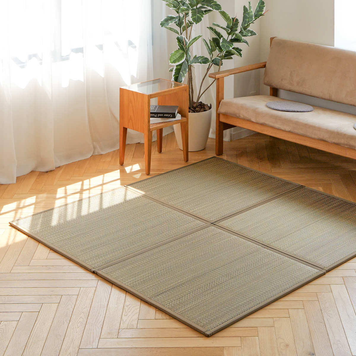 サイズ約 横82×縦82（cm）厚さ：1.3cm内容量9枚材質表地：い草100％裏地：不織布・エンボススリップ縁布：ポリエステル100％生産国日本製滑り止め加工あり注意事項※商品ページ内には別の商品を含む画像を使用しています区分返品・キャン...
