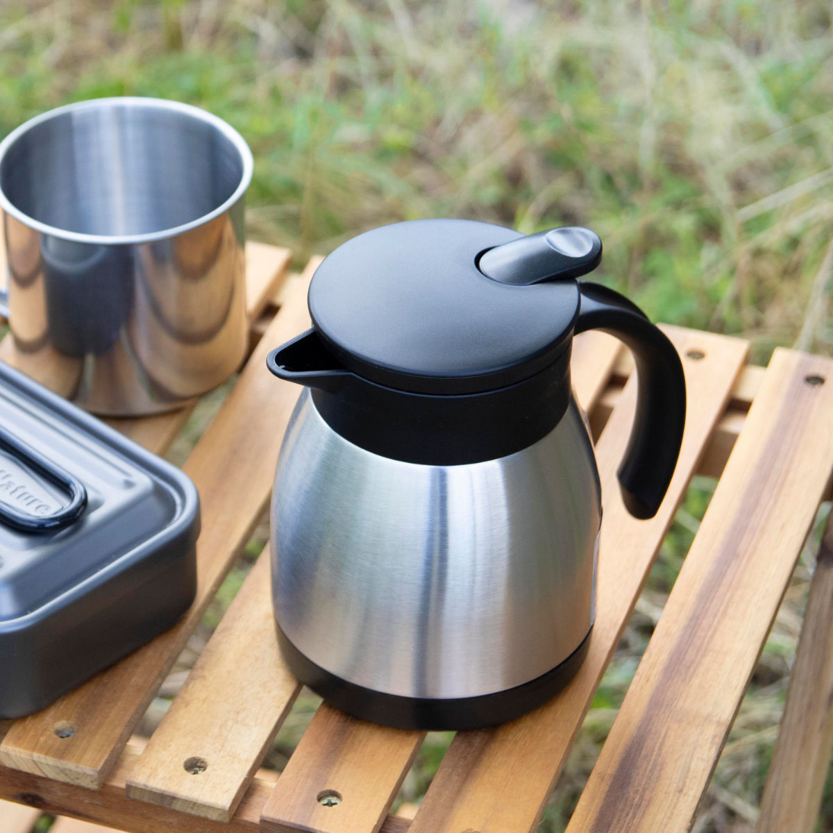 サイズ約 幅14.5×奥行11×高さ15（cm）重量約 384g容量約 500ml内容量1個材質本体内側：18-8ステンレス鋼本体外側：ステンレス鋼口がね・ハンドル・ふた栓：ポリプロピレン開閉レバー：ABS樹脂パッキン：シリコーンゴム生産国...