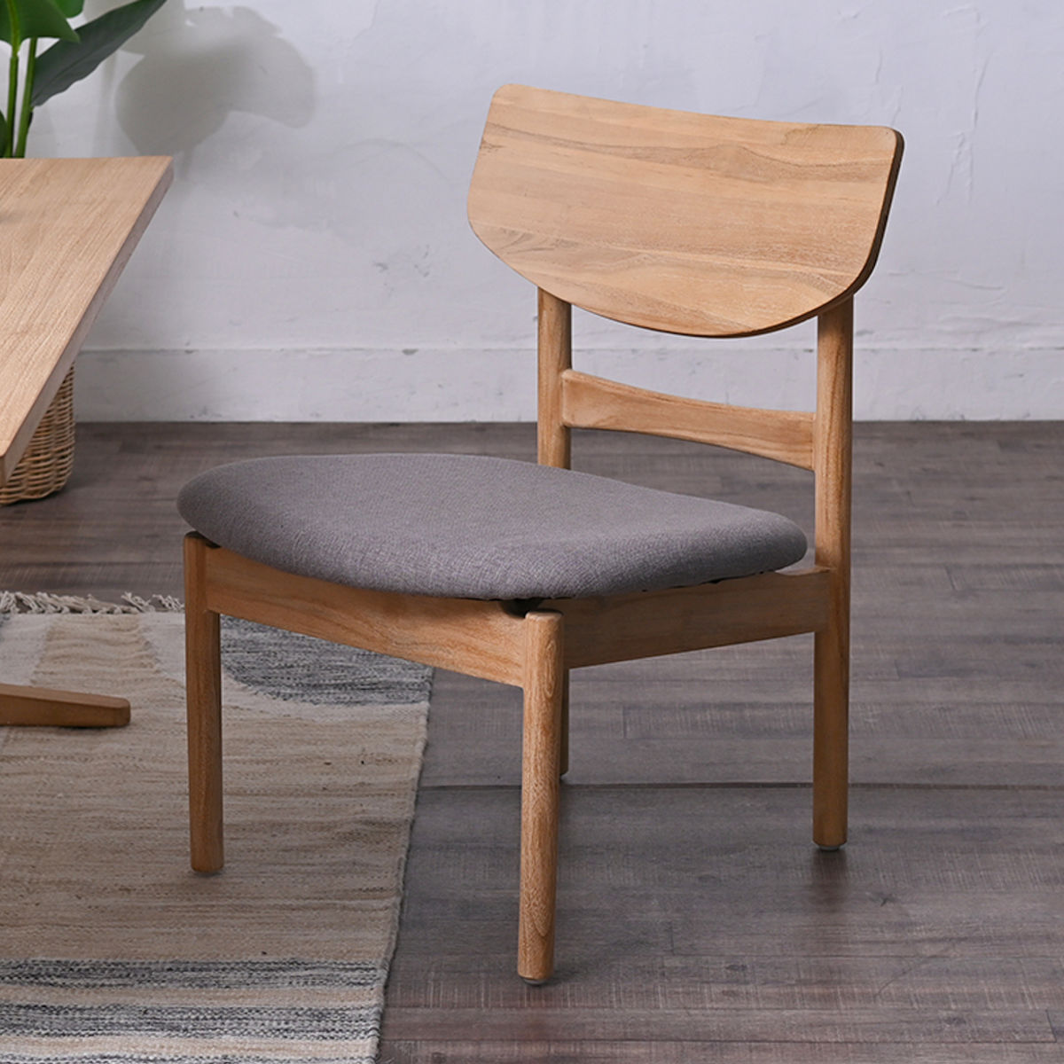 サイズ約 幅55×奥行59×高さ72（cm）座面高：約 37（cm）内容量1脚材質チーク、ラッカー塗装生産国インドネシア製組立状態完成品備考※天然木を使用しているため、色合いや木目などが画像と異なる場合がございます区分返品・キャンセル区分（...