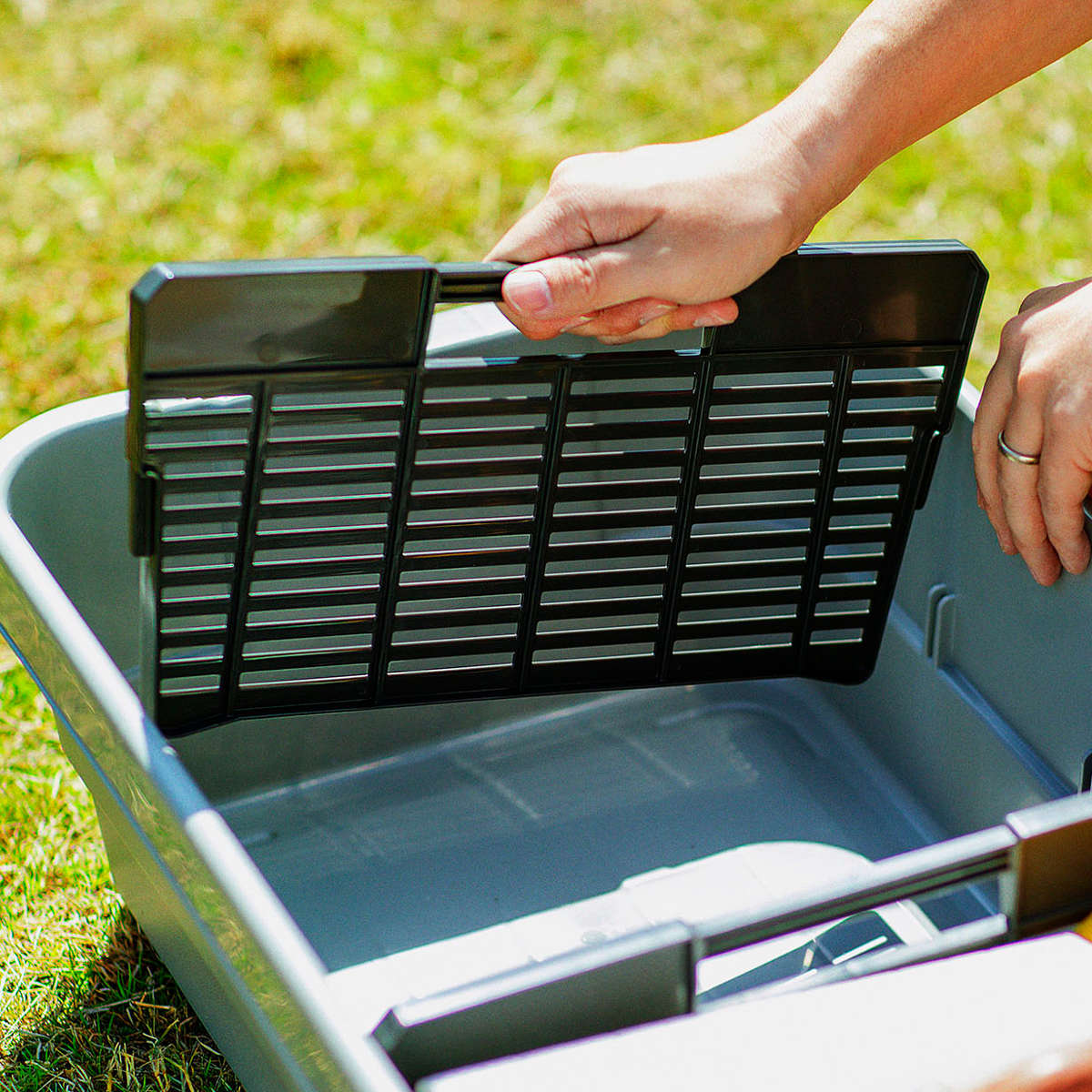 サイズ約 幅34.8×奥行1.4×高さ17.9（cm）重量約 109g内容量1枚材質ポリプロピレンカラーダークグレー原産国日本注意事項※商品ページ内には別の商品を含む画像を使用しています備考トランクカーゴ LOWタイプ専用■TC-30S L...