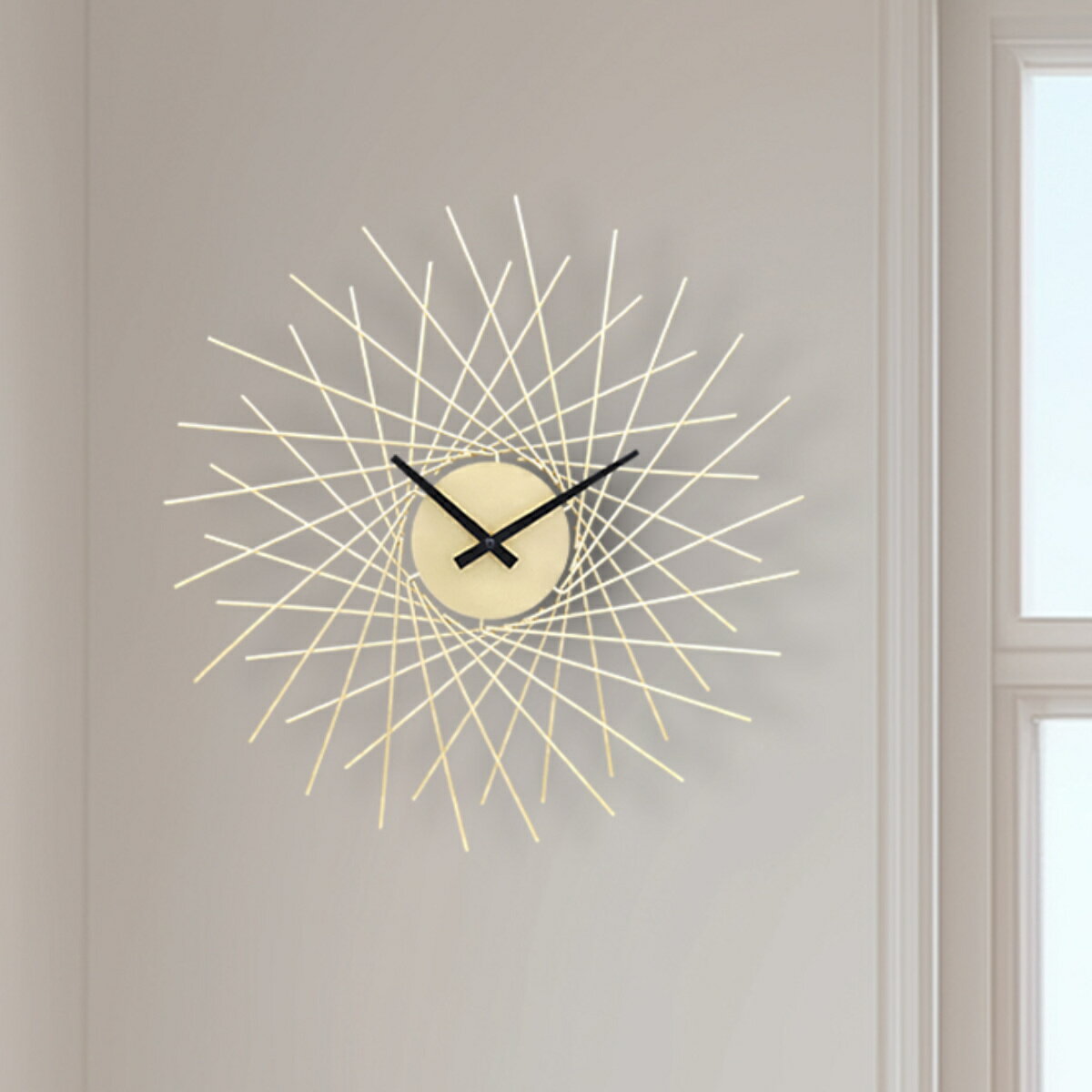 サイズ約 幅50×奥行4×高さ50（cm）内容量1個材質スチール生産国中国製注意事項電波時計ではありません備考単三電池1本で動きます※電池は別売りです区分返品・キャンセル区分（不可）ギフトラッピングページを見る●放射状に伸びたゴールドのフレ...