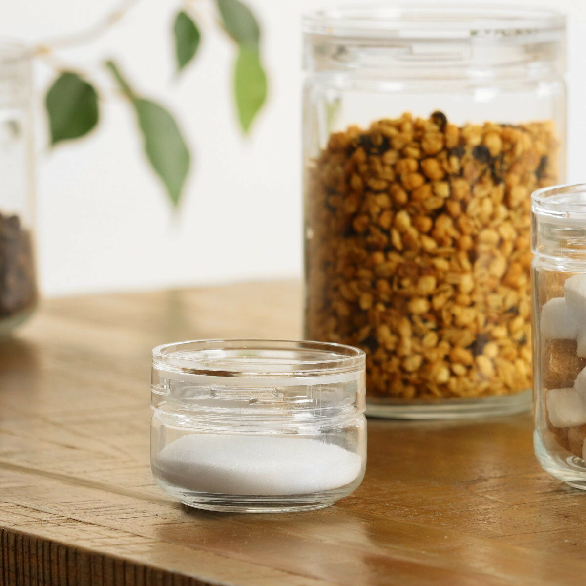 サイズ約 高さ6.1（cm）胴径：約 8.4cm口径：約 6.7cm容量約 170ml内容量3個セット材質本体：ソーダライムガラスフタ：メタクリル樹脂パッキン：ポリエチレン（抗菌剤入り）生産国日本製パーツ別耐熱温度フタ：70度、パッキン：4...