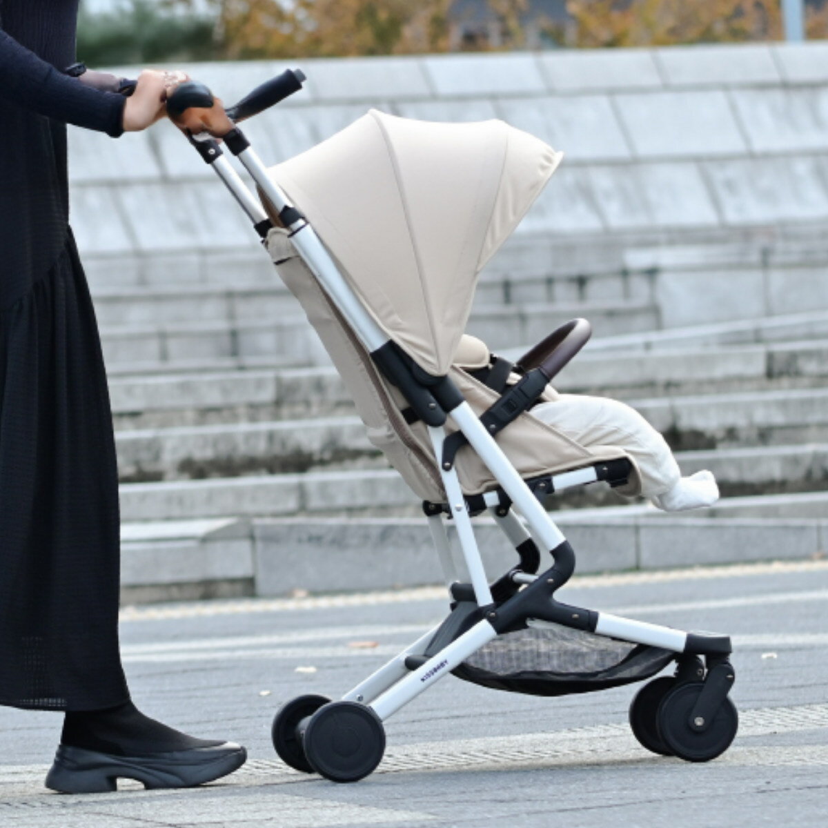 サイズ使用時：約 幅47×奥行74×高さ110（cm）折りたたみ時：約 幅37×奥行30×高さ45（cm）重量約 5.6kg内容量1台材質フレーム：アルミニウムベルト：PP生地：ポリエステル車輪：EVA種類アイボリー、ベージュ生産国中国製耐...