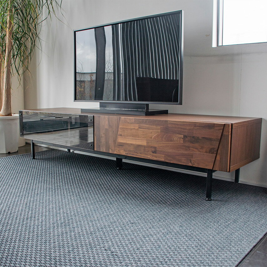 商品情報サイズ横幅169.4 奥行き44.7 高さ38.5cm材質天板：教科紙化粧繊維板本体：プリント化粧繊維板引出し前板：ウォールナット無垢材扉前板：4mm強化ガラス、ポリエステル化粧繊維板色ウォールナット色商品説明ウォールナットの前板に...