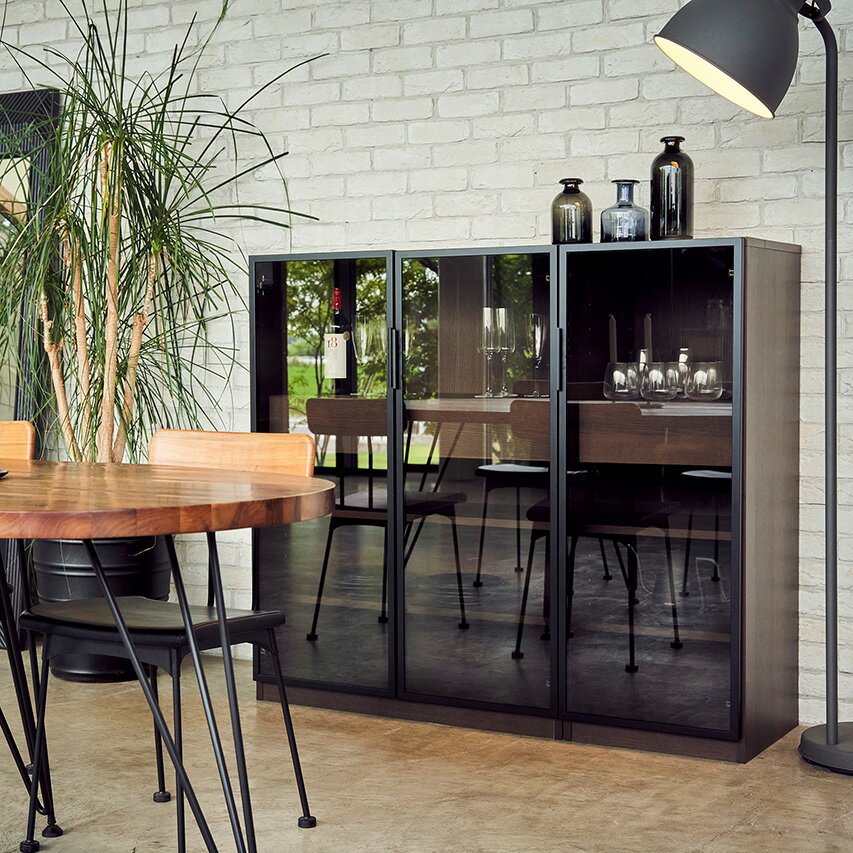 商品情報サイズ横幅90 奥行き45 高さ120 cm材質扉　：アルミフレーム　/ 4mmガラス (飛散防止フィルム）本体：プリント紙引出前板：強化紙引手：アルミニウム色ブラウンナチュラル商品説明横幅90cmのミドルタイプのリビングキャビネッ...