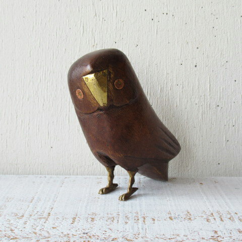 今回入荷分より少し“こげ茶色”がかわりました。 ■サイズ 約　幅7．5×奥行8×高11cm ■素材 木　　目・くちばしなど一部金属 ■産地 インド □ ひとつひとつ手作りのため画像の商品と色・風合い・表情など若干異なります。2体の写真は、S...