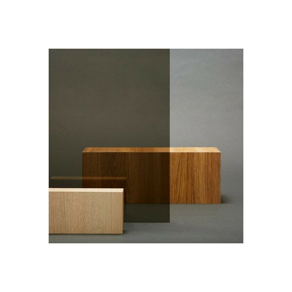 スモーク調のフィルムに金属膜を組み合わせることで日射を遮蔽し、暑さ対策をすることができます。 スモーク調フィルムの室外側に金属膜があるので、室外側からの可視光線を反射し外部からのプライバシーを確保します。一方で室内側はスモーク調フィルムによ...