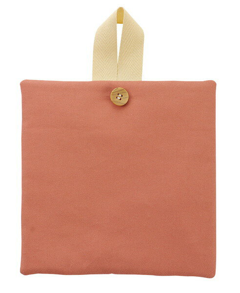 短時間でつくれる！シックで便利ななべしき 中がキルト芯で熱も安心 商品サイズ（単位mm)：できあがりサイズ：約160×160mm セット内容：布地（170×170mm）×2、キルト芯（170×170mm）×1、ボタン（φ15mm）×1、平紐...