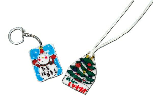 商品説明：キーホルダーと首飾りが両方作れる！ 商品サイズ：プラ板：180×127×0.35mm セット内容：プラ板×1、かざりひも×1、キーホルダー×1　　 重量：37g 材質：ポリスチレン 包装形態：PP袋入●仕様・寸法・デザインについて...