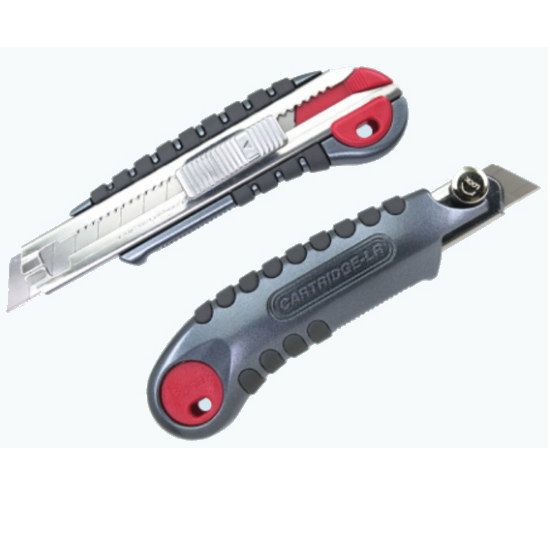 耐久性に優れた、金属ボディー　 滑りにくく、しっかり握れるゴムつき 一枚の刃を使い終わったら、ワンタッチで刃の交換 L刃（刃厚0.45mm）が最高で6枚まで収納できる カートリッジ方式 カッターをよく使う人に最適 刃がすべり出ないオートロッ...