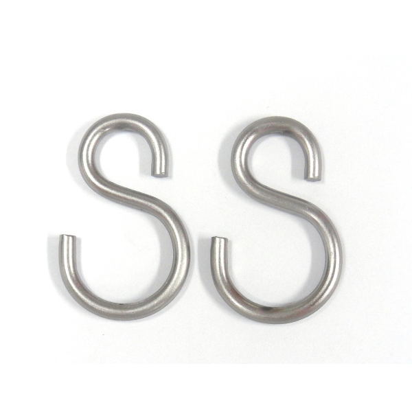 用途 軽量物の吊り下げに。 特長 アンティーク色にメッキされたSフックです。日本で成型、メッキしています。 規格 線径（mm）:3.0 A（mm）:30.4 B（mm）:16.0 C（mm）:9.8●仕様・寸法・デザインについては予告なく変...