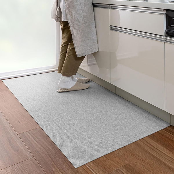 動き回るキッチンにピッタリ、おくだけで動かないロングタイプのキッチンマット 薄くて、ズレない、つまずかないマット 薄いのでドアの開閉やキャスターワゴンなども引っ掛かることがありません 裏面に吸着加工を施しているのでマットがズレることがない ...