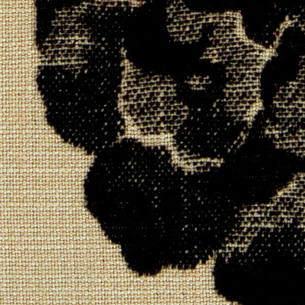 白黒の配色がインパクトのある大胆な花柄です。ラグジュアリーな空間を華やかに演出します。 組成:レーヨン43％・アクリル30％・ポリエステル27％ リピート:タテ47cm ヨコ34.5cm 有効巾138 cm×50m乱（最大m数） 洗濯表示:...