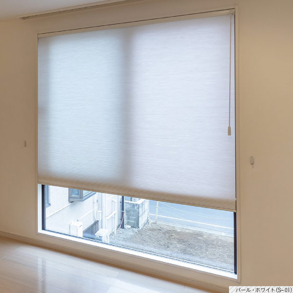 ダブルハニカム（蜂の巣）構造のスクリーンが二重の空気層を作り断熱効果を発揮します。 ●eタッチはコンパクト設計の電動ハニカム・サーモスクリーン。 ポールスイッチ式の簡単操作で毎日の上げ降ろしもストレスフリーに。 充電式だから、電気工事が不要...