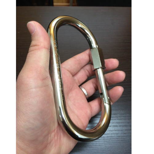 用途 　レスキュー、産業用から登山、スポーツ、レジャー用まで幅広い分野で使用されています。 特長 　六角環　ゲート幅35ミリの大型救助用です。 外寸寸法：約φ12×80×156 ゲート幅：35 破壊荷重：3.300/kg 許容荷重：250k...