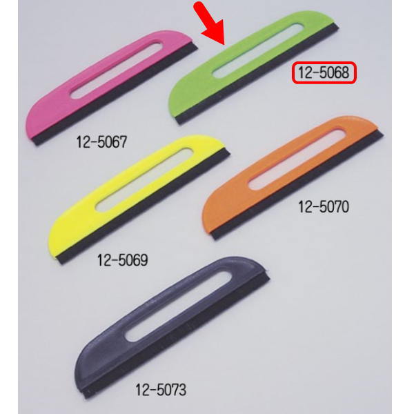 用途 　クロスの貼り付け、エア抜き用の撫でブラシです。 特長 　腰が強く摩耗しにくい豚毛を使用しています。 　柄にはPCを使用した一行タイプの薄型ブラシです。 毛長：約15mm 毛先巾：約330mm ※写真は5つ写っておりますが、あくまでイ...