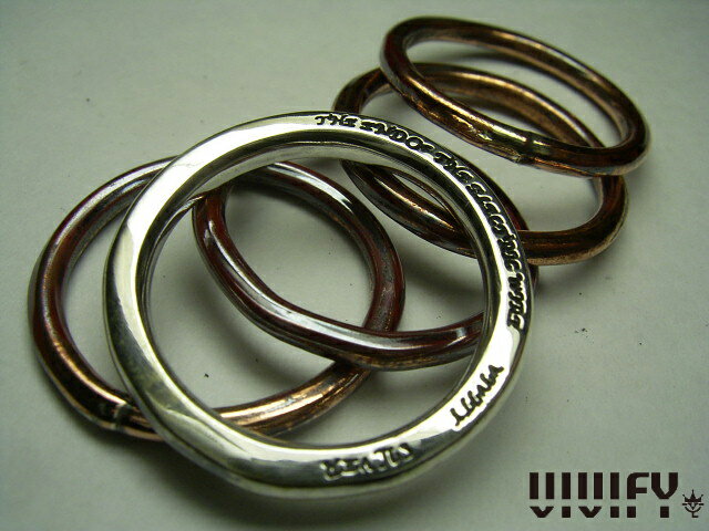 メーカー希望小売価格はメーカーカタログに基づいて掲載しています。カタログはこちら ＞ 実際に使用され、廃棄になった電線の束の1本をリング状にした電線4本、装着時、アクセントになるシルバーリング1本の計5本の重ね着けリング。シルバーリングには...