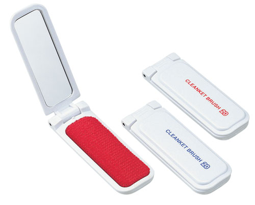 【引き出物　引出物　香典返し　出産内祝い　快気祝い　出産祝い　記念品　粗品】●サッとホコリを払うクリーンケットブラシ。 ●内側にミラーの付いたクリーンケットで身だしなみチェック。 ・箱サイズ/10．2×3．8×1．4cm