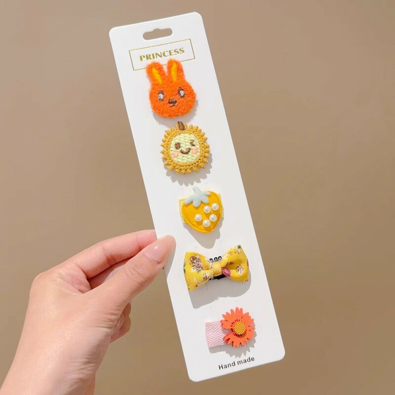 ベビーヘアクリップは、新生児や髪の毛が少ない赤ちゃんのために特別に設計されたヘアアクセサリーです。2025年の新作として登場し、髪を傷めない優しい素材を使用しています。赤ちゃんの産毛にも優しくフィットし、安心して使用できます。デザインは子供...