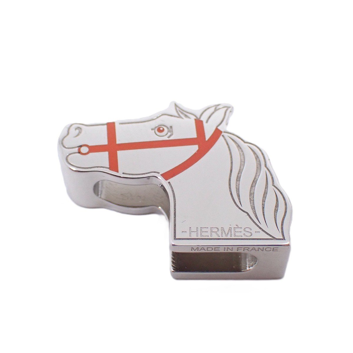 HERMES&nbsp;エルメス スカーフリング カドリージュカラー：シルバー×レッド系素材：シルバー色金具サイズ：約 W 2.1×H 1.7×D 0.7cm重さ：約 7.3g付属品：箱・保管袋USED品全体的に細かい小傷が見られます。☆こ...