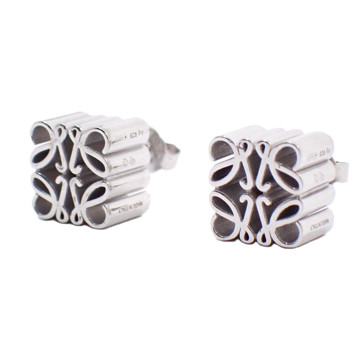 LOEWEロエベ アナグラム キューブ スタッズ&nbsp; ピアス 素材：シルバー925サイズ：約 W 1.0×H 1.0×D 1.6cm重さ：約 7.6g付属品：なしUSED品目立たない程度の薄い小傷が見られます。☆こちらの商品は洗浄・...