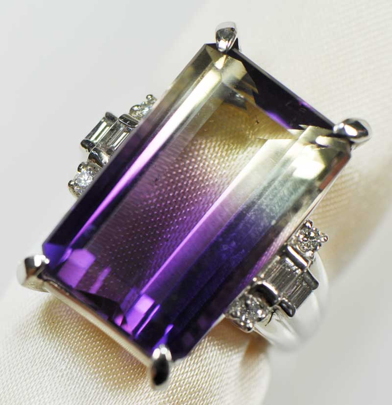 ■主石：合成アメシスト・バイカラー ■リングサイズ：10.5号（サイズ変更可） ■主石サイズ：13.5x21.6mm ■主石重量：18.54cts ■脇石：ダイヤ（0.43cts） （良いダイヤを片側・角2個メレ2個使用） ■総重量：19....