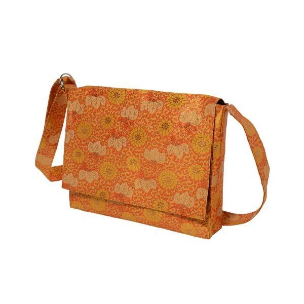 金襴柄のとても豪華な山谷袋（さんやぶくろ）です。 布地はとても上質で高級感があり、落ち着いた朱色が人気があります。 大判の納経帳、輪袈裟、経本、念珠、ローソク、線香など巡拝に必要な品をまとめて収納することができます。 内部にジッパー付きのポ...