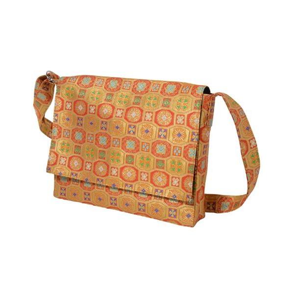 金襴柄のとても豪華な山谷袋（さんやぶくろ）です。 布地はとても上質で高級感があり、煌びやかな赤色が人気があります。 大判の納経帳、輪袈裟、経本、念珠、ローソク、線香など巡拝に必要な品をまとめて収納することができます。 内部にジッパー付きのポ...