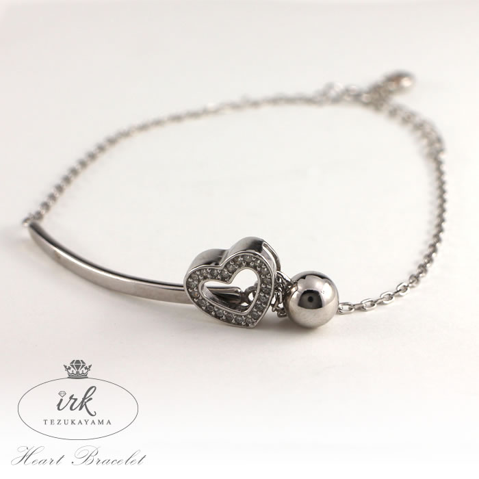 ■商品詳細■ すきっりとしたシルバーのプレートと 可愛らしいハートをミックスさせました。 ハートは移動できるのでお好きな位置で 着けていただくことができます。 彼女・恋人・奥様・家族・姉妹・お母様へのプレゼント、 ご自身へのご褒美にも人気の...