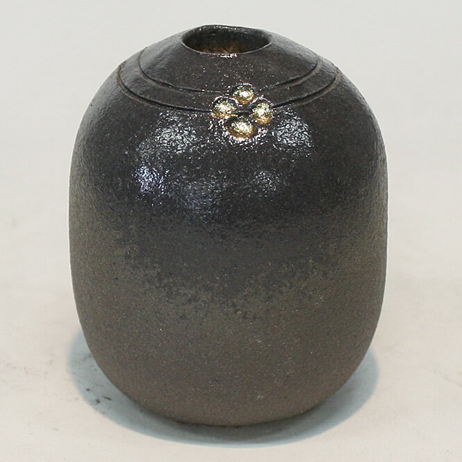 1250年の伝統の匠の技が作り出す信楽焼の花器は素朴で美しく丁寧なデザインです。 表情豊かな信楽焼の花器は、花に新たな生命を吹き込み、生活に彩りを添えてくれます。 思いを伝える。気持ちを形にする。 信楽焼の陶器は、ご自宅用に、店舗用に、また...