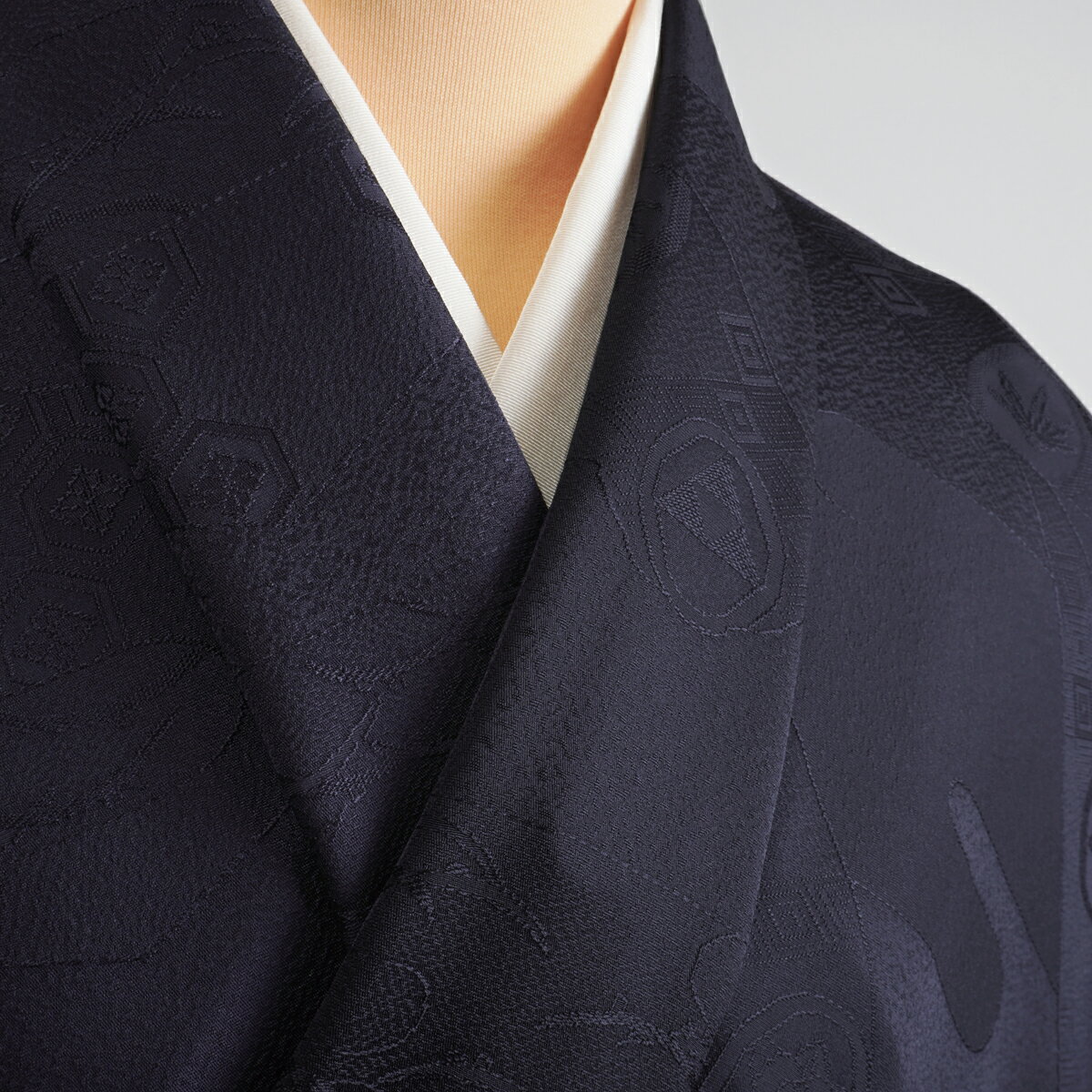 ◇色目　　かち色（濃い紺） 紺よりもさらに濃い、黒色に見えるほどの暗い藍色 素材の上質感を引き出す色調です。 ◇素材　　絹　（表地） ◇サイズ　巾380mm×長さ13m（裄丈71.5cmまで可） ◇素材　　絹　（表地） ◇サイズ　巾385m...