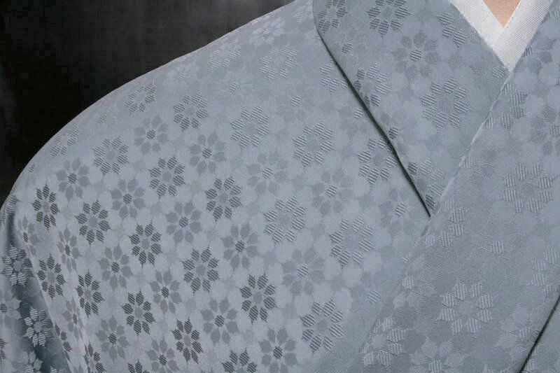 ◇色目　　はいあお色 （灰みの青） 明るいブルーグレー系。穏やかな色。 ◇素材　　絹　（表地・裏地） ◇用途　 ◇文様分類　 ◇サイズ　巾385mm×長さ13.5m（裄丈72.5cmまで可） ◇内容　表地・八掛地・胴裏 ◇産地　表地・八掛：...