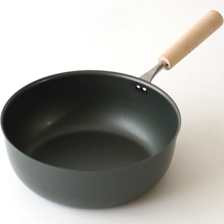 新素材『ナノエンボス』採用。 ナノエンボスとは、フライパン本体の材料である鉄に特殊加工を施した特殊構造の名称です。 肉眼では確認できないレベルで表面が凸凹しているので、油馴染みが非常に良いです。 表面が硬くてとにかく丈夫で、金属製のお玉やト...
