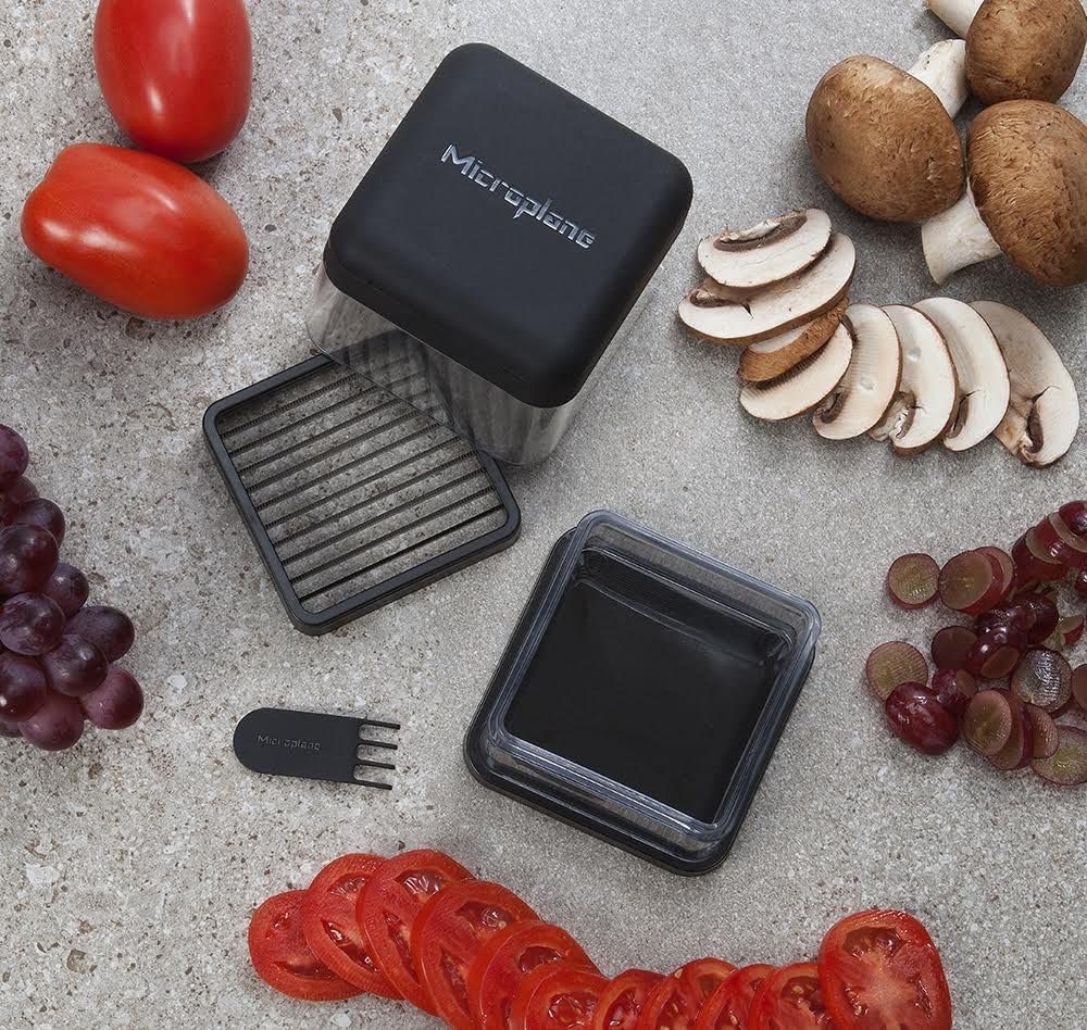 サイズ：9.5cm × 9.5cm ×8.9cm 材質　刃部：ステンレス鋼　グリップ：プラスチック 食洗機対応 ・滑り止めとソフトタッチグリップで安定感のある多目的スライサー。 ・ブレードとグリッドから残った食材を取り除くためのスクレーパー...