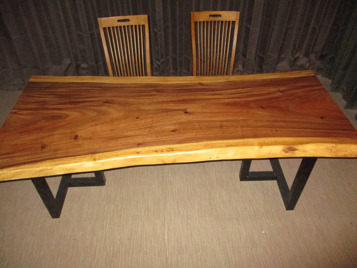 サイズ(約) ●長さ 190cm ●幅 80〜75〜91cm ●厚み 5.3cm モンキーポッドの一枚板無垢のテーブルです。人気商品です。奥行きもあり、杢が端から端に走り、なかなかいい感じです。裏面もきれいです。とにかく豪華です。これから最...