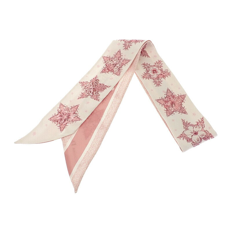 ディオールのレディースアイテム『Dior Star ミッツァ スカーフ』です。 クリスチャン・ディオールが愛した「幸運の星」をモダンに再解釈した、アイコニックなシルクスカーフ。 片面には繊細なイラスト、もう片面には「CHRISTIAN DI...