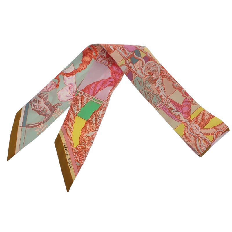 ◆説明文◆ エルメスのスカーフ『ツイリー Cavalleria d Etriers カヴァッレリア デトリエ』です。 「騎兵の鎧」をモチーフを明るいマルチカラーで表現した人気のツイリースカーフ。 衿元やバッグのアクセントにぴったりの華やかな...