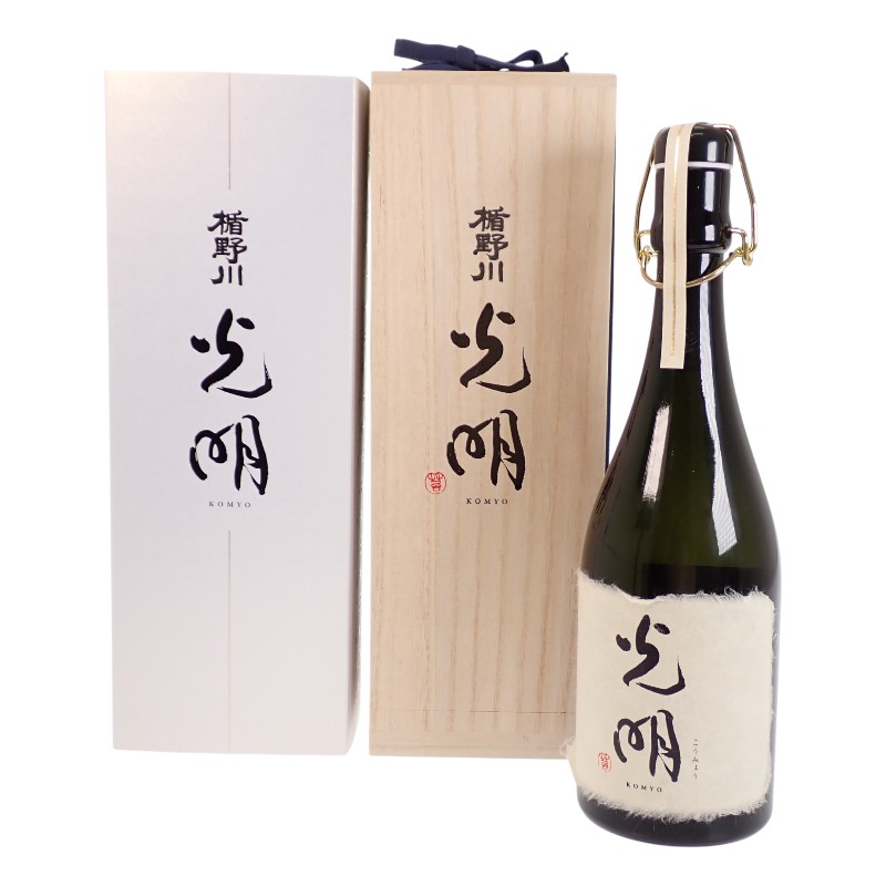 ◆説明文◆ 楯野川の『光明 出羽燦々』です。 山形県産酒米“出羽燦々”を使用し、極限まで磨き上げることで生まれる、圧倒的な透明感と繊細な味わいが魅力の純米大吟醸です。グラスに注ぐと、華やかで上品な吟醸香がふわりと広がり、口当たりは驚くほどな...