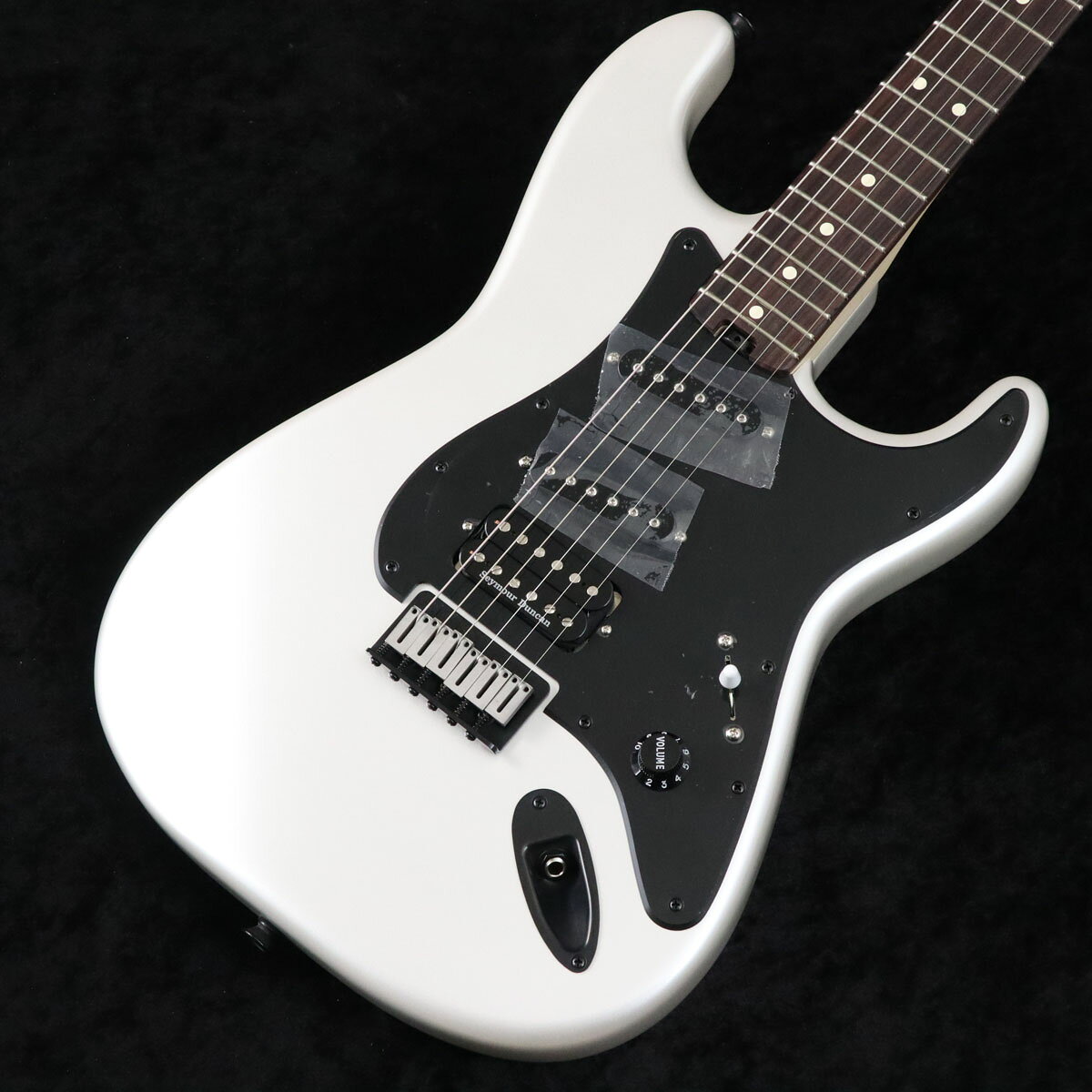 人気のジェイク・E・リーモデルがPro-Modシリーズより登場!ギターの名手であるジェイク・E・リーは、Ozzy Osbourneのリードギタリストとして彼の伝説的なギグへとたどり着く前に、1980年代に、RattそしてRough Cutt...