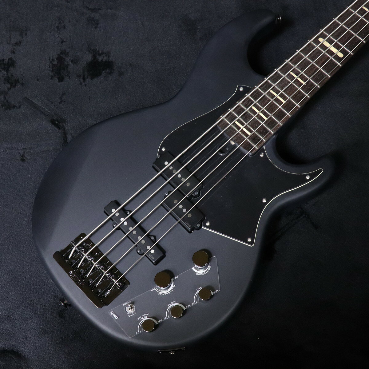 伝統を継 承しながらも、進化を続けるベース ヤマハBB。■BB700 Series3バンドアクティブイコライザーによる緻密なサウンドメイク、アクティブ、パッシブ切り替えが可能な多機能モデル。アルダー/メイプル/アルダーの3プライ構造。ネック...