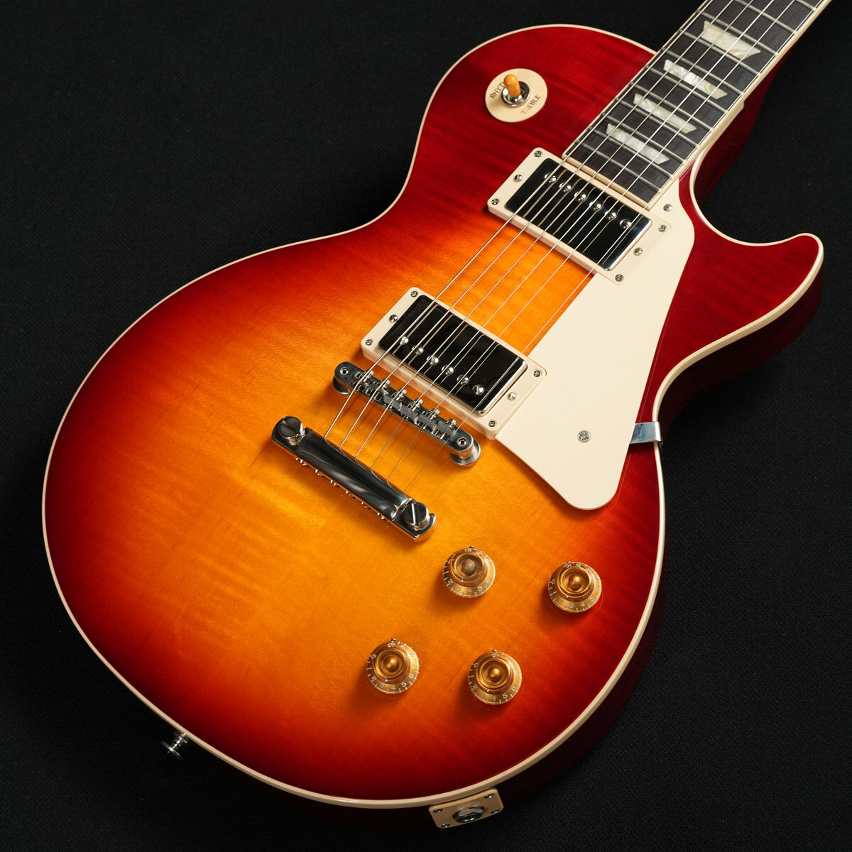 ナッシュビル工場で生産される永遠のスタンダード！Les Paul Standard 50s！ ダントツ人気のLes Paul Standardのチェリーサンバースト・カラー！ メイプルトップにウエイトリリーフを廃したマホガニーボディ、50年...