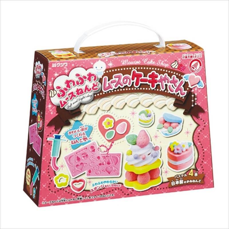 ふわふわムースの紙粘土はかるくてやわらか、スポンジのようなしあがりになります。 型やおしだしきを使って型をつくりパーツどうしをくっつけて乾燥させてできあがり。 いろんなケーキがつくれます。 ※乾燥するタイプのねんどです ※たべものではありま...