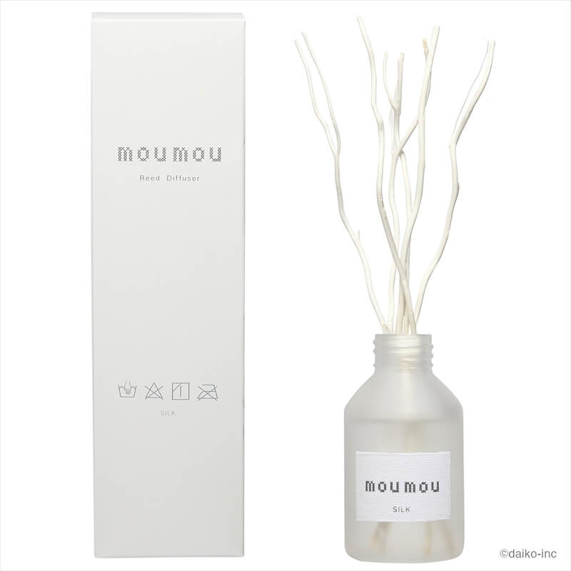 日々の暮らしの中でとても身近な存在であるファブリック。 ファブリックと同じように、肌に合う香りに包まれて心地よい空間で過ごしてもらいたい。 そんな思いを込めて「mou mou（ムームー）」は誕生いたしました。 人にそっと寄り添う、ファブリッ...