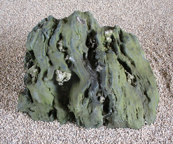 【送料無料】【簡単設置】伊予青石（自然石) 「庭石・景石」「コケ付」 *置きやすい様に下場平らに切っています。 *設置場所に凸凹面の無い様にご注意ください。 *青石特有の小キズに巣穴等あります。 【お庭造り応援いたします】 【造園・ガーデニ...