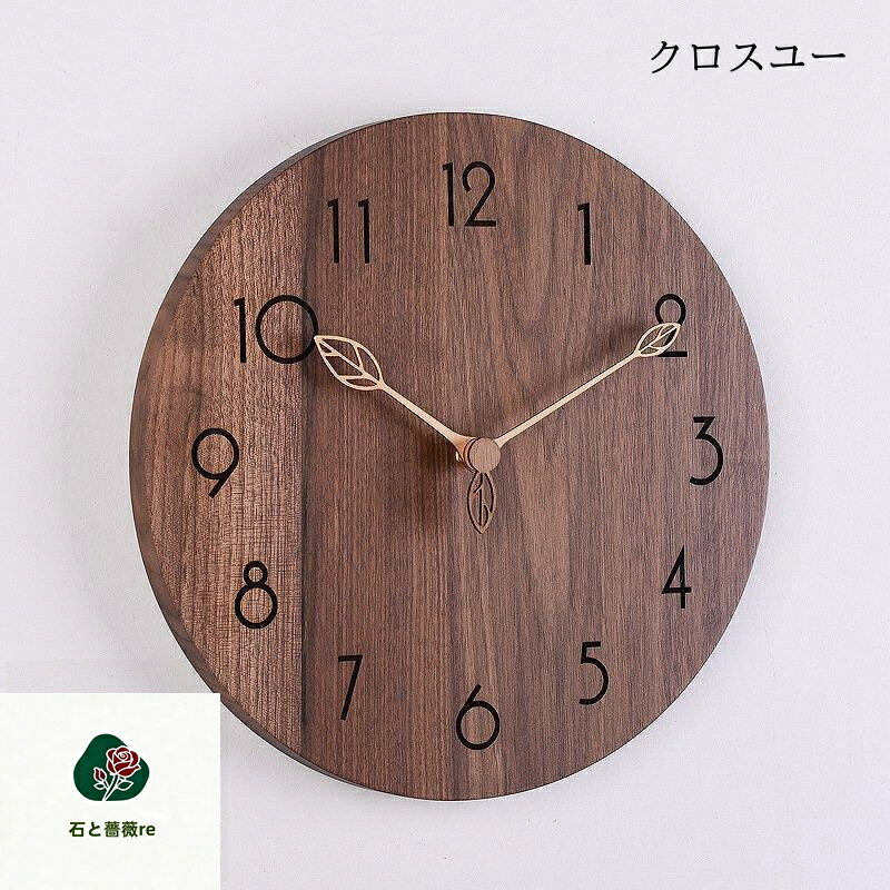 製品名：壁掛け時計サイズ：直径約30cm材質：木本体重量：約1.5 kg給電方法：単3電池*1【静音】連続秒針の掛け時計であるためコチコチと音がしません。お部屋で静かな時間を過ごしたい方には使いやすい壁掛けアナログ木製時計です。特に寝室に取...