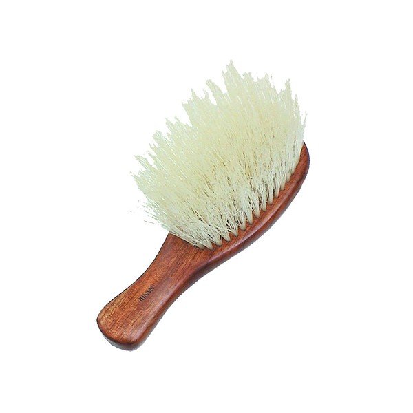 サンビー 毛払いブラシ 224 白豚毛100％を使用した贅沢な毛払いブラシ。 しなやかな毛先でカット後の髪を取り除きます。 ・100％白豚毛を使用 85mmの白豚毛の毛先はしなやかで、やさしく確実にお肌や衣類についたカット後の髪を取り除けま...