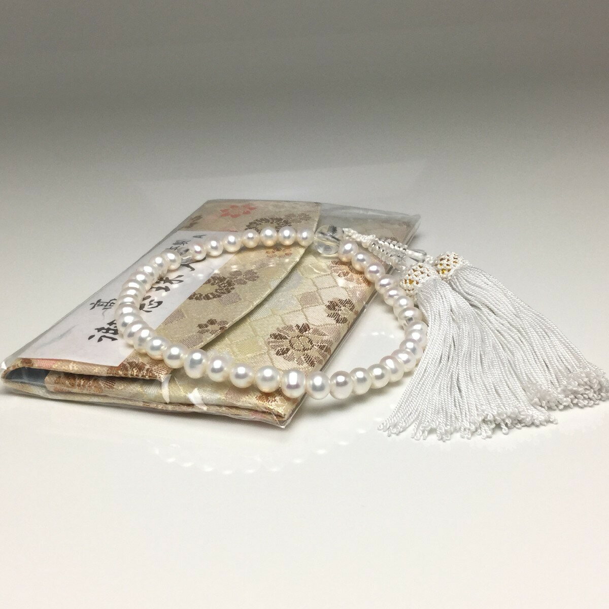 商品の種類念珠（数珠）真珠の種類淡水真珠真珠のサイズ6.5-7.0mm真珠の形状セミラウンドーポテト真珠の色ホワイト真珠の巻きA真珠のテリA真珠のキズA金具の材質 正絹房 総重量28.8g保証書付商品説明　大変美しい念珠です。優しい白い色が...